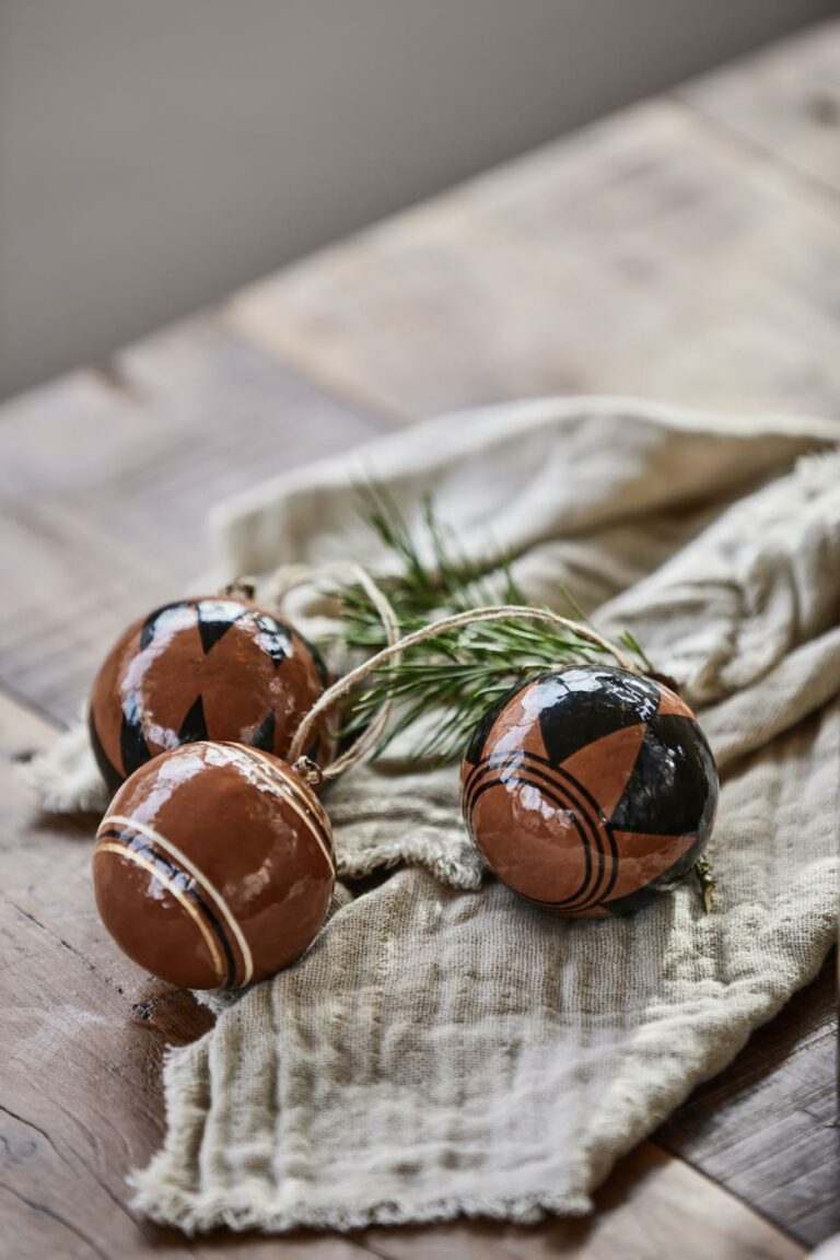 Ib Laursen Weihnachtskugel Pappmaché rustic brown Streifen – das ...